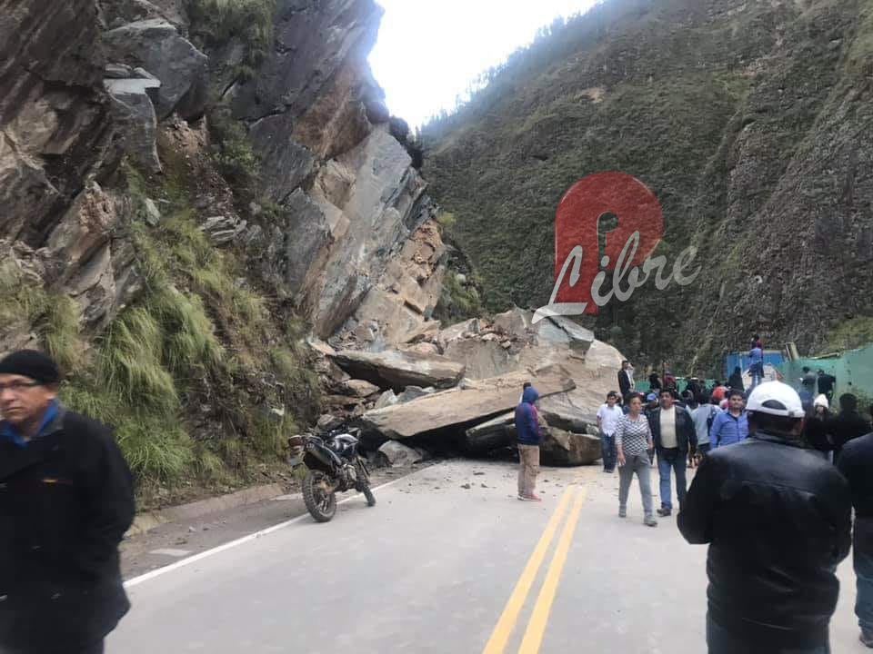 [LO ÚLTIMO] CAÍDA DE ROCAS BLOQUEA PARTE DE LA CARRETERA CENTRAL CERCA ...