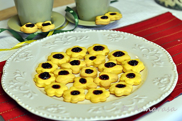 Annarasa ~ Essence of Food: Bite-Size Raspberry Jam Biscuits | Eggless ...