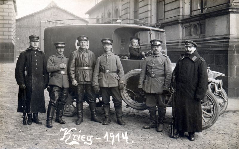 37 Historical Photos That Show Early Ambulances Over 100 Years Ago ...