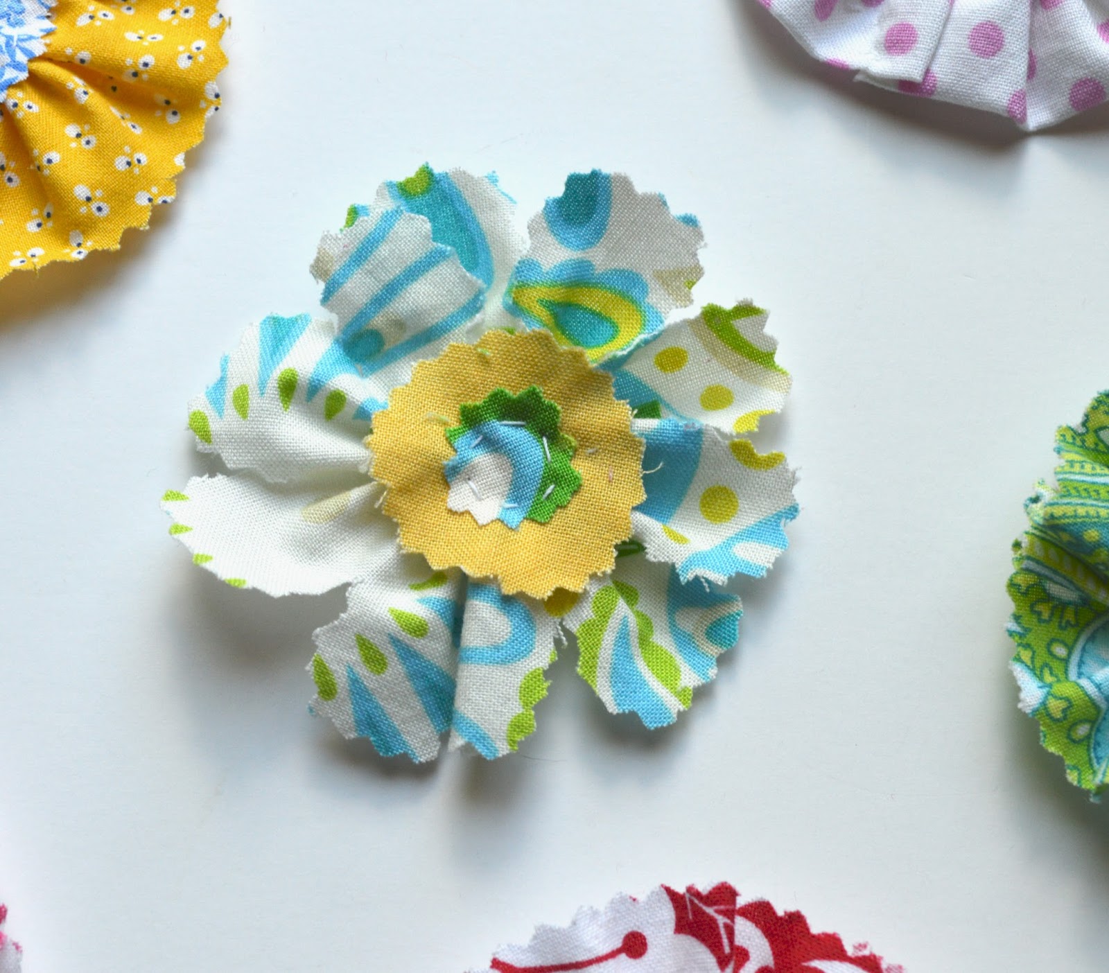 TEXTILE TROLLEY: Easy Craft for Chidren :- Fabric flowers