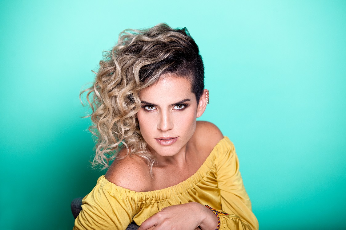 EnPOPados: MARÍA BERNAL manda "Un Último Beso" a PERFILES, KAAY y ...