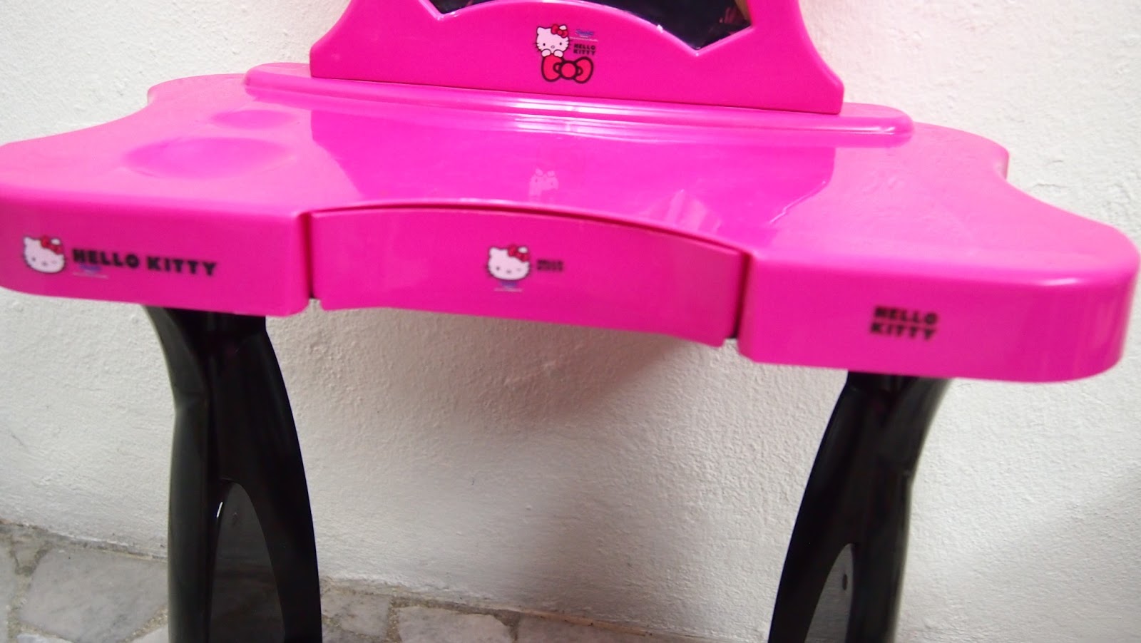JuaiMurah: Hello Kitty Dressing Table