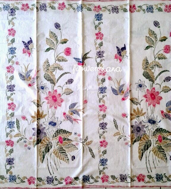 Flowery Hana Boneka Bantal Batik: Kain Batik Encim Putih