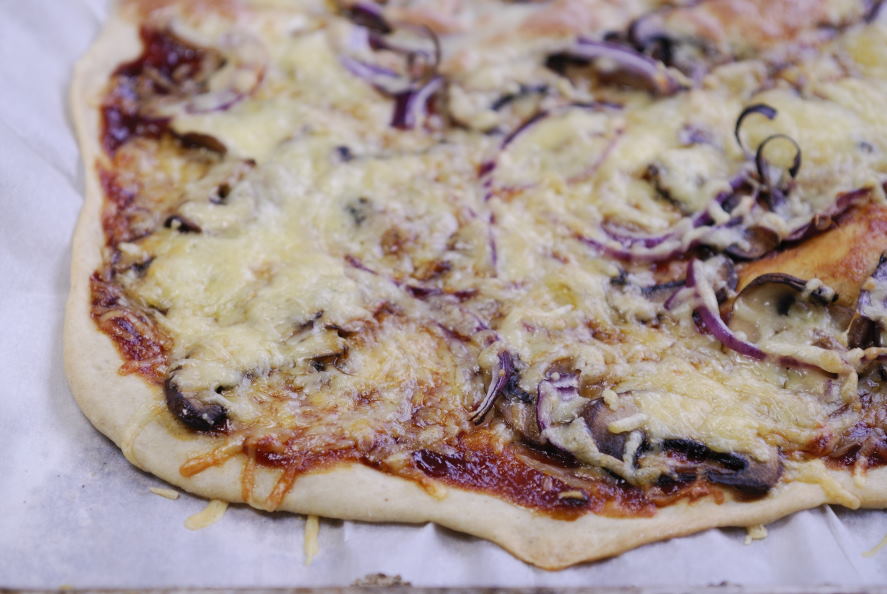 Eerst Koken: Pizza met bbq-saus, rode ui, kastanjechampignons en oude kaas