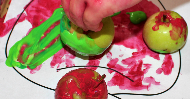 Apple theme art activity for preschoolers (apple printable included ...