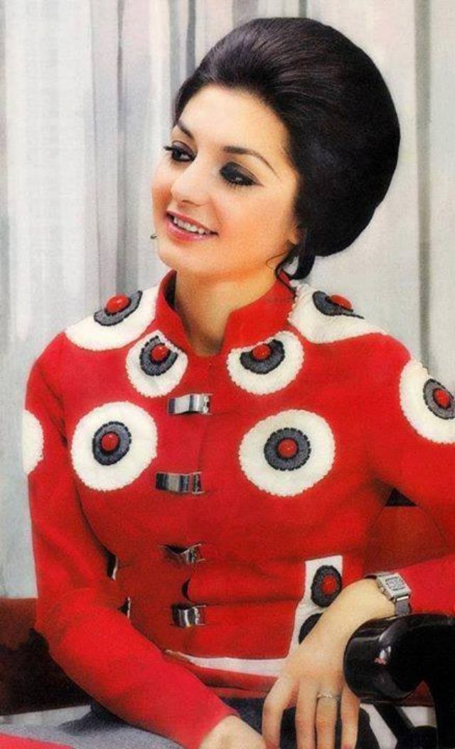 40 Fascinating Photographs of Googoosh, One of Iran's Biggest Pop Stars ...