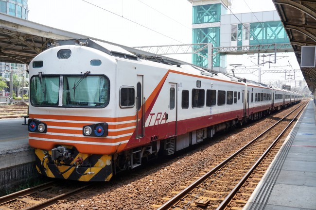 飛行場の測候所: 從EMU200變身為紅斑馬的EMU1200