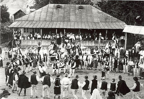 Crampeie de istorie botosaneana: Tradiţii folclorice la Darabani