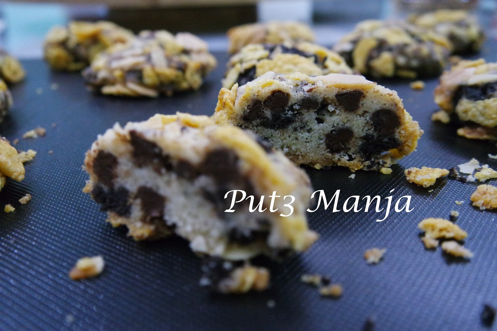 RASA-RASA SELERA PUTERI MANJA: OREO ALMOND CORNFLAKES COOKIES