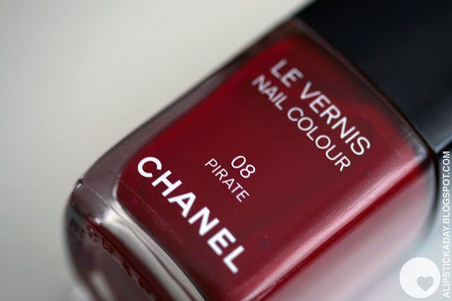A LIPSTICK A DAY | Nails of the day #5 - Chanel Le Vernis in Pirate