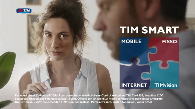 Pubblicità TIM Smart con Pif curioso che si finge una pianta!