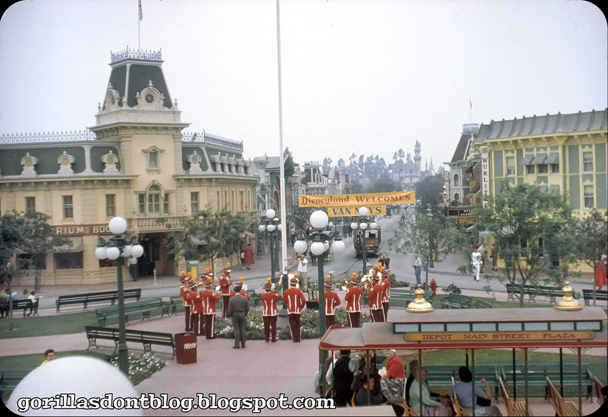 GORILLAS DON'T BLOG: Town Square, 1950's