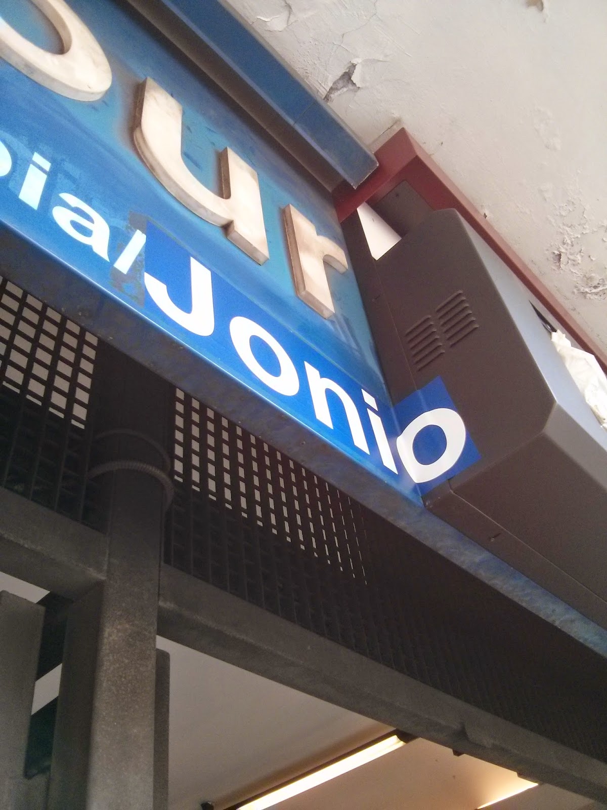 ROMA FA SCHIFO: Metro Cavour. La settimana la iniziamo semplicemente ...