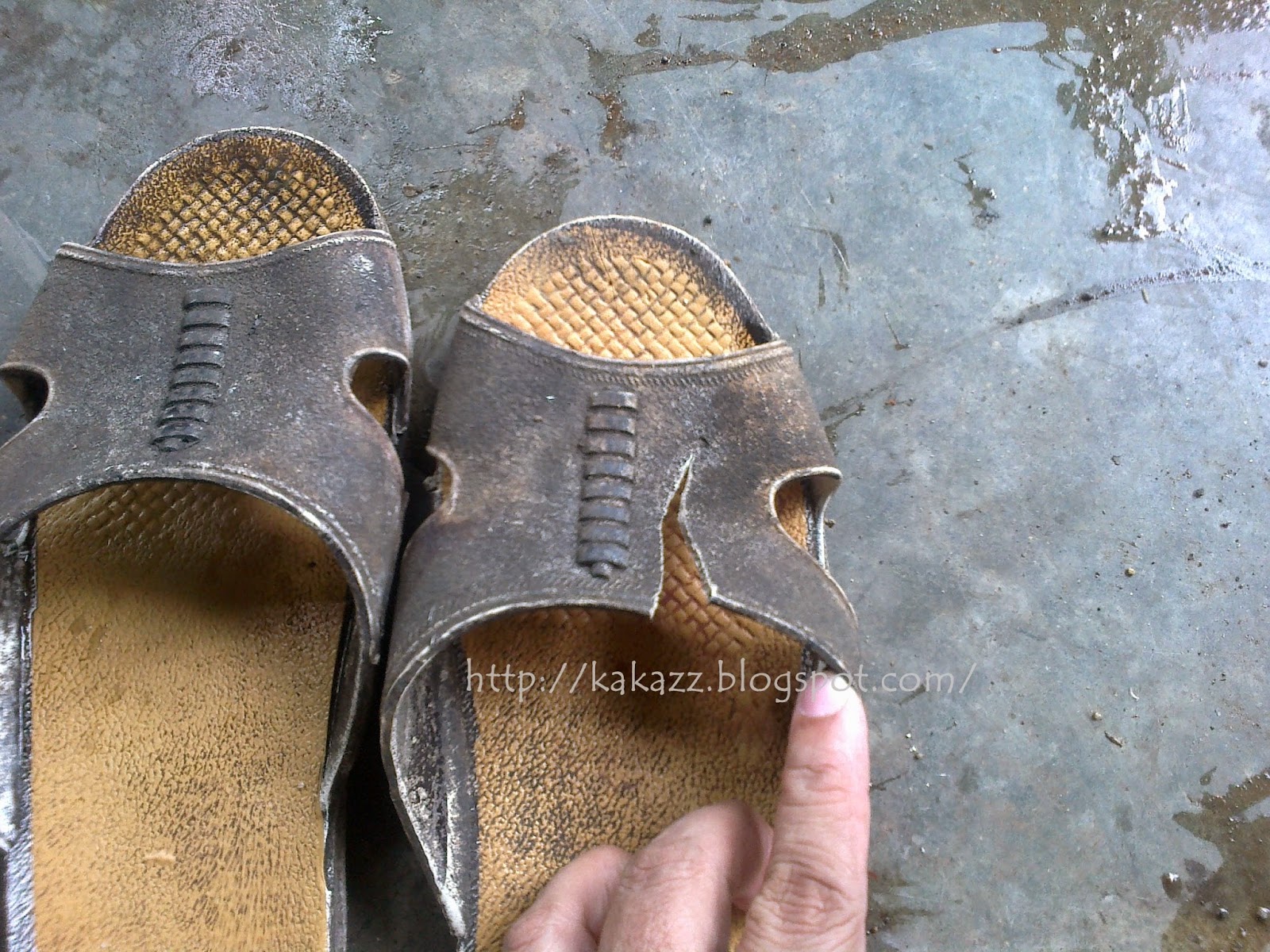 cik azz: DIY: Ikat selipar buruk... :D