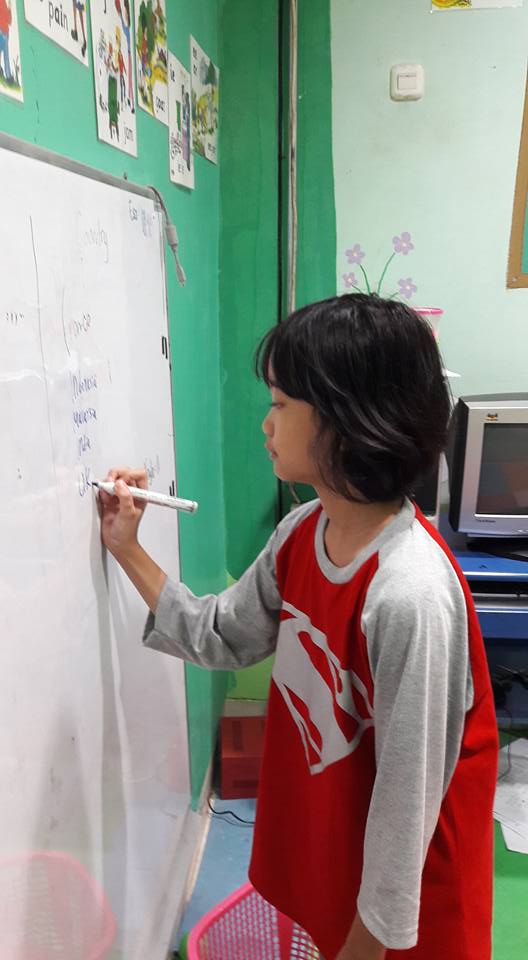 BAHASA INGGRIS SERU BINGITS EDISI WORDS BASKET Meykke Santoso bahasa-inggris-seru-bingits-edisi-words-basket-meykke-santoso