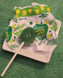 Richard Reviews Everything : Charms Blow Pop Sour Apple