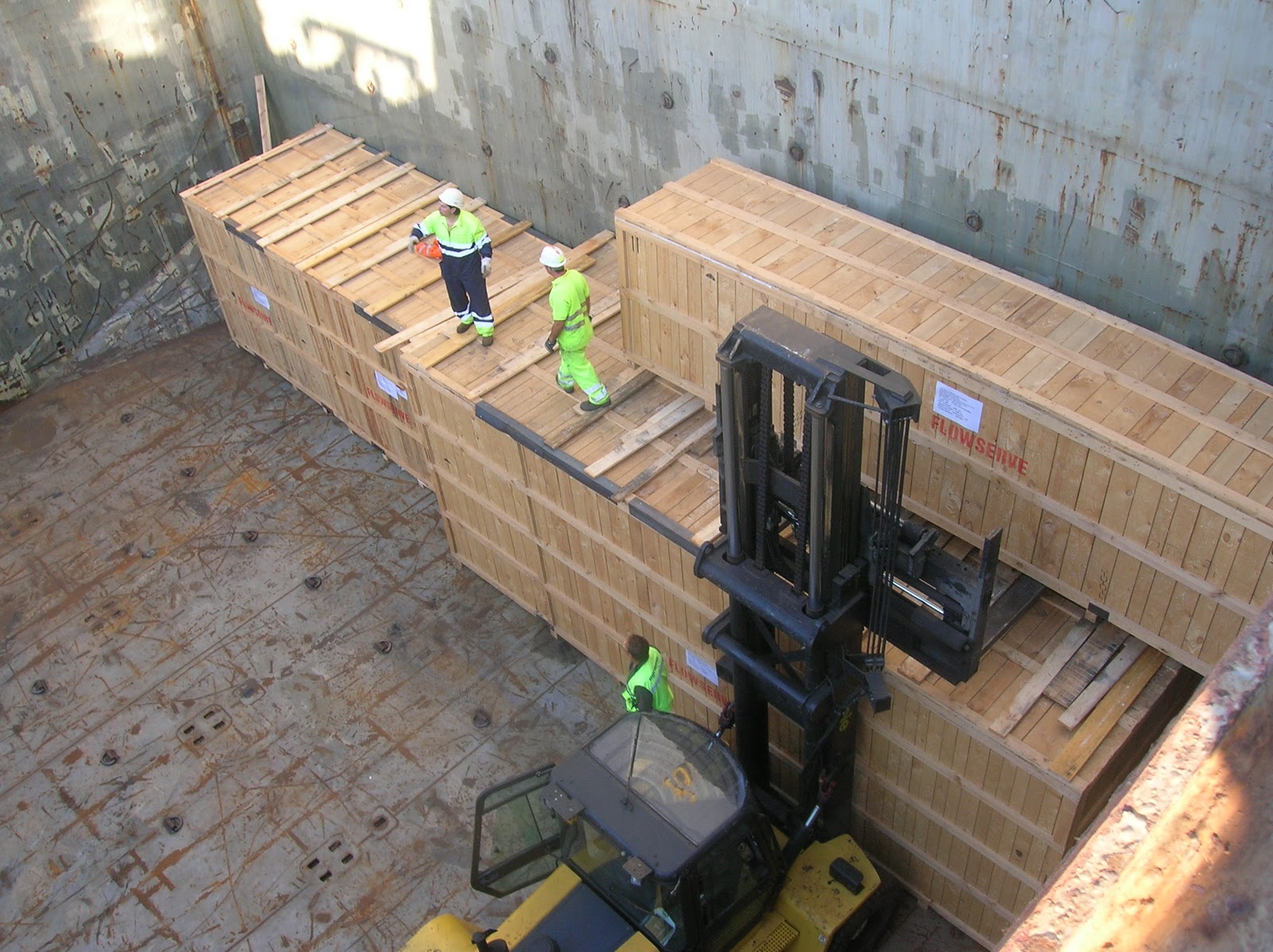 GESMARITIMA: carga de cajas en bodega