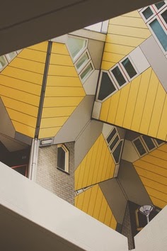 VOTRE ART: Top 10 Strangest Buildings in the World