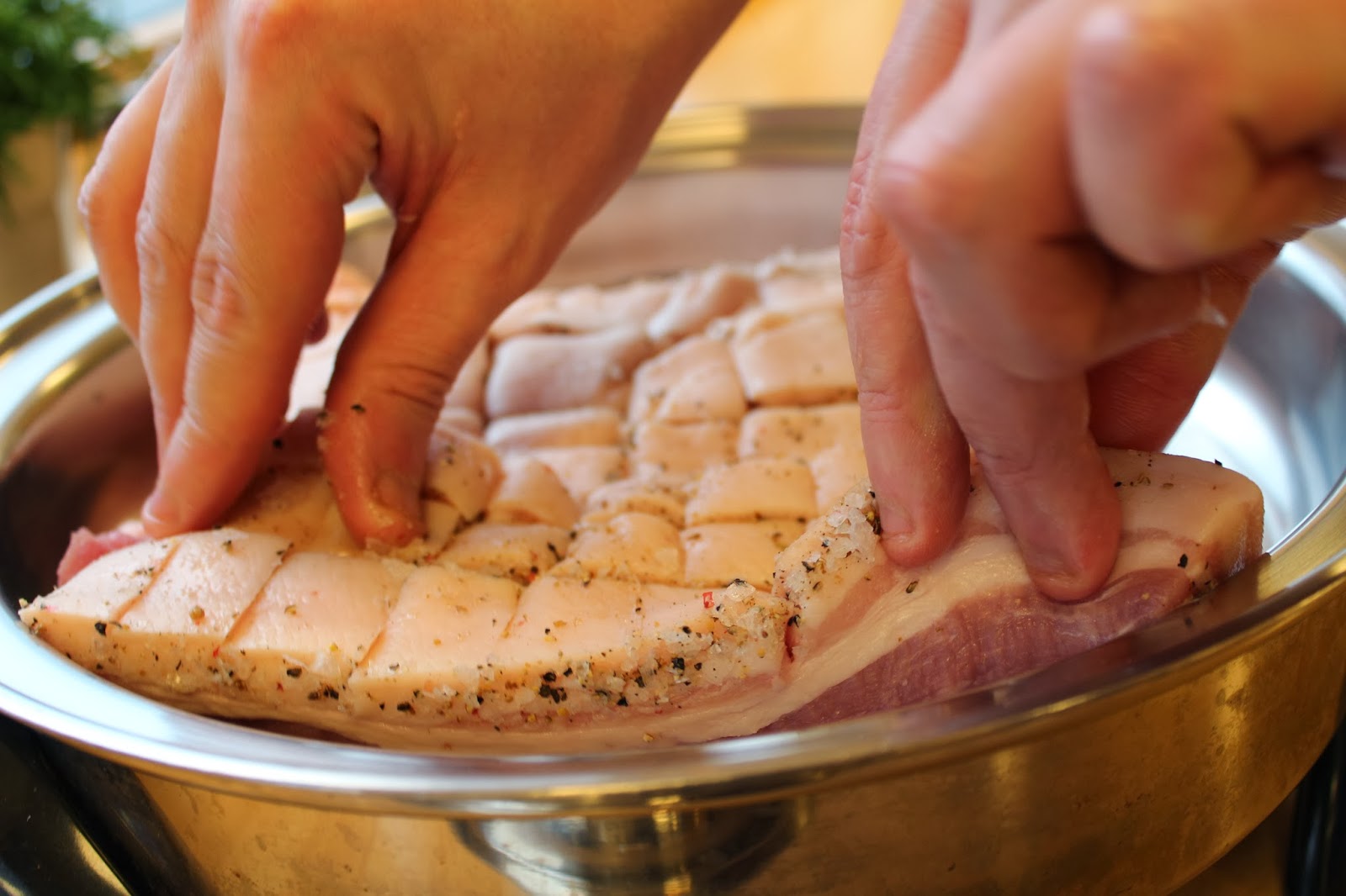 Saladmaster Mat: Svineribbe med sprø svor i saladmaster oljepanne