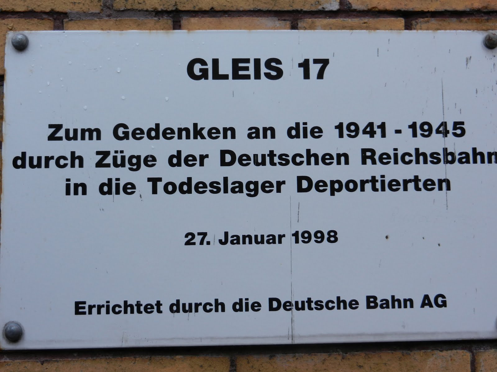 Devoir de mémoire à Berlin: Der Gleis 17 am Bahnhof Grunewald : Le quai ...