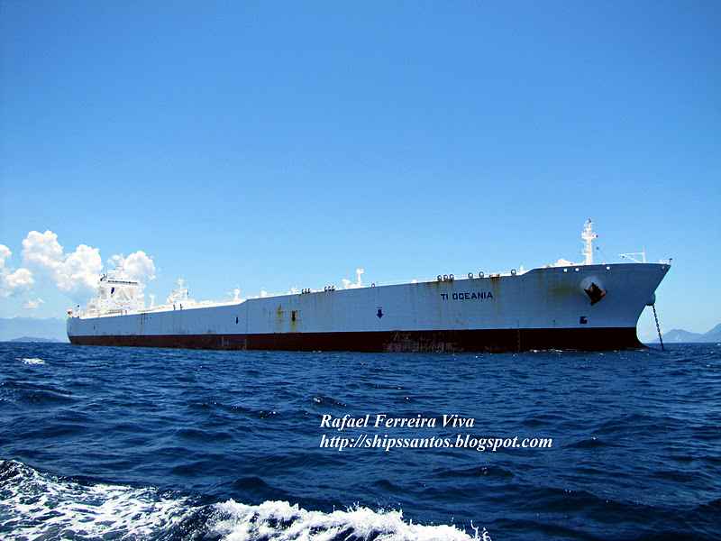 Navios em Santos: Maior navio tanque do mundo fundeia em São Sebastião