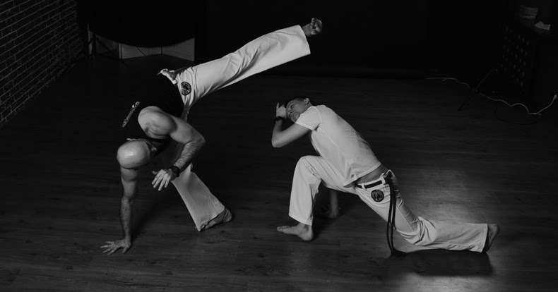 “Meia-lua-de-compasso” kick in capoeira