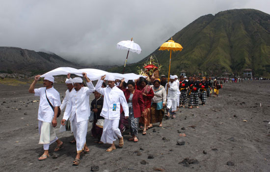 indonesiaculture: Yadnya Kasada (Kasada ceremony at the peak of Mount ...