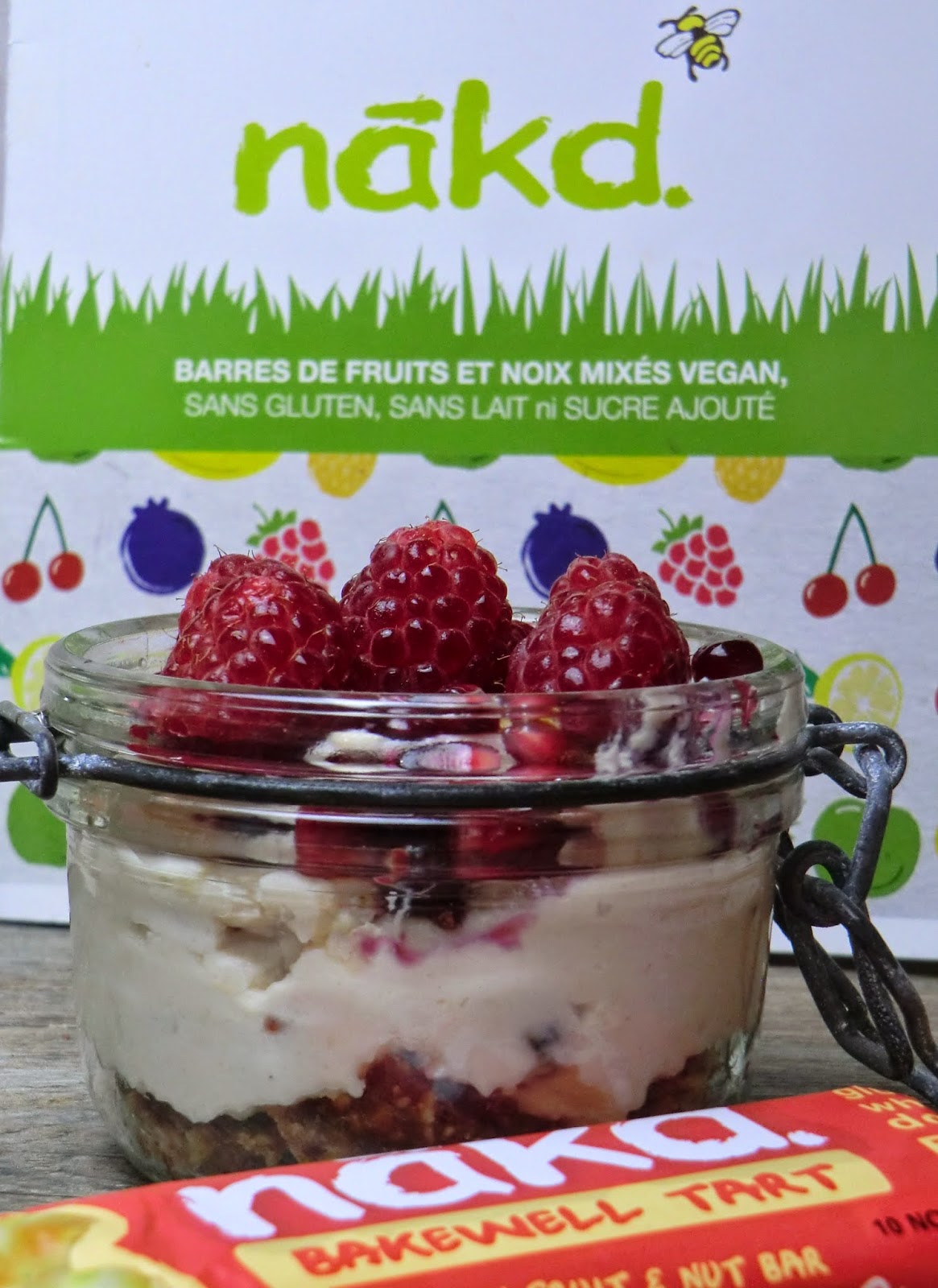 Verrine aux fruits rouges, à la noix de coco et aux fruits secs sans ...