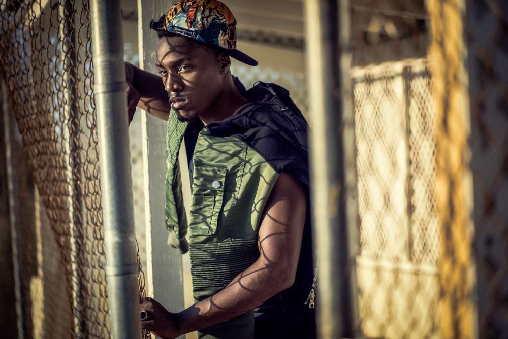 Sedrick Ward se viste de básicos y denim para Scharad Lightbourne