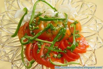 Comer con todos: Ensalada de tomate, cebolla y pimiento