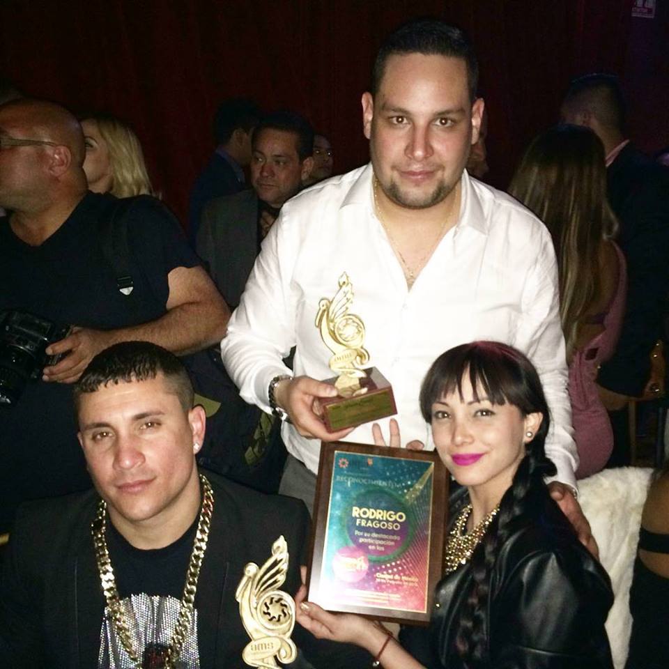 ACTITUD AL MOMENTO: RODRIGO FRAGOSO CON ESTATUILLA HONORIFICA POR SU ...