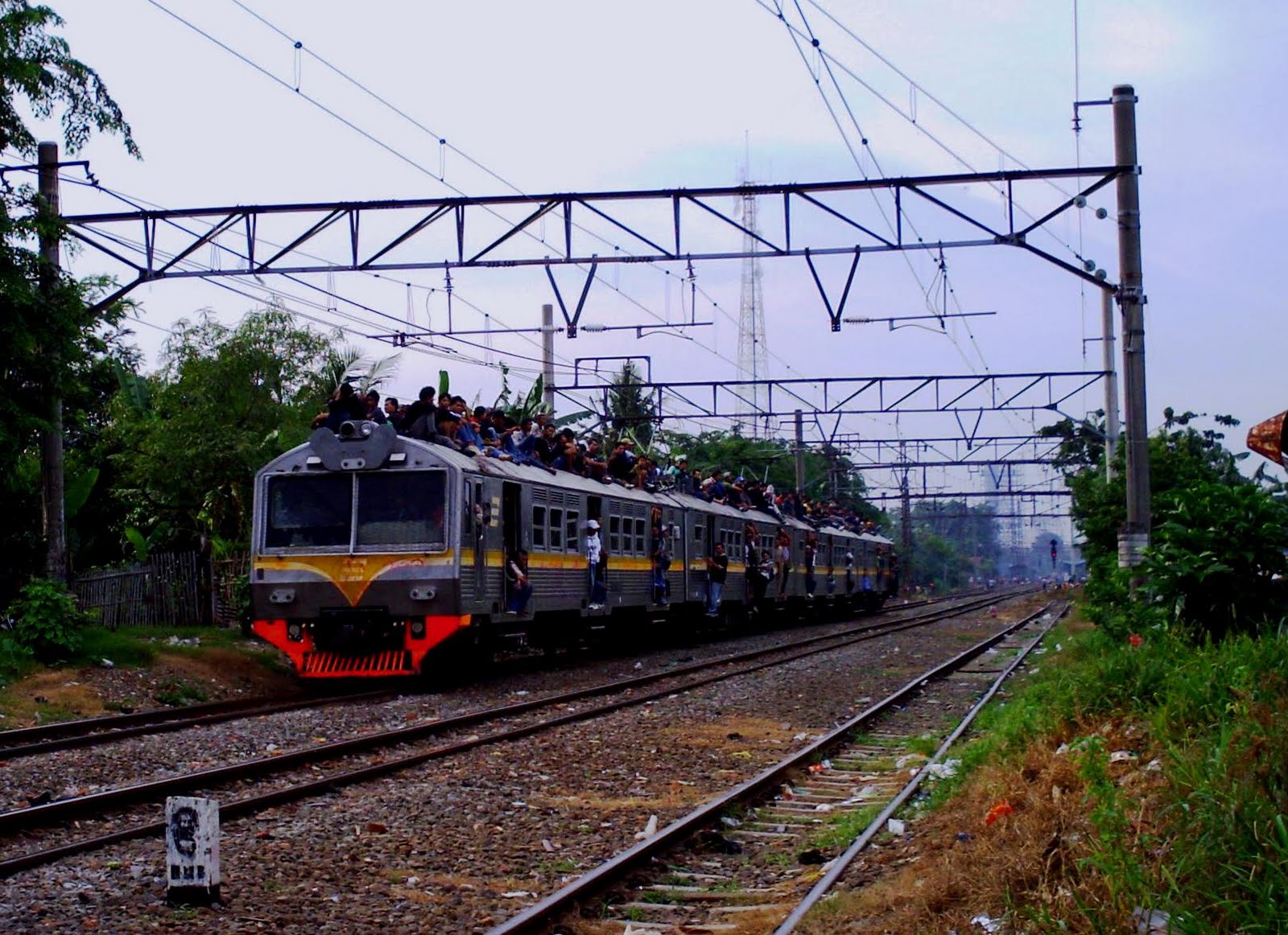 Gold-oriole: foto essay: kereta api (all about train in Jakarta )