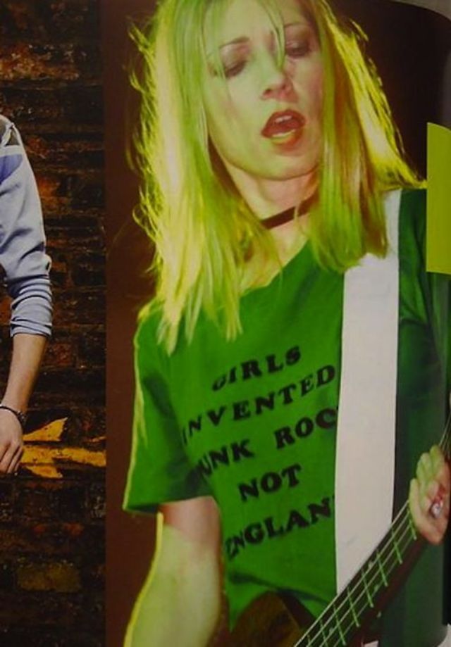 30 Amazing Photographs of a Sexy Kim Gordon of Sonic Youth on the Stage ...