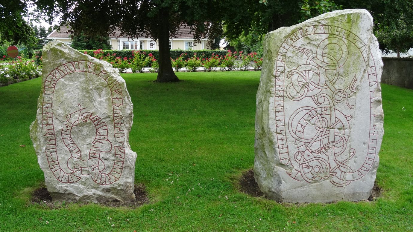 A walk in the Bush: Runstenarna vid Simris kyrka