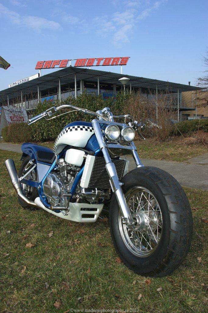 www.CustomBikeShow.com : Blue Super Magna