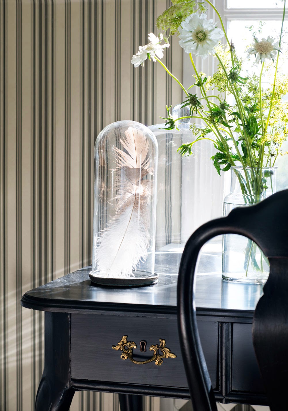 Keltainen talo rannalla: Tyylikästä, valkoista ja tapetteja