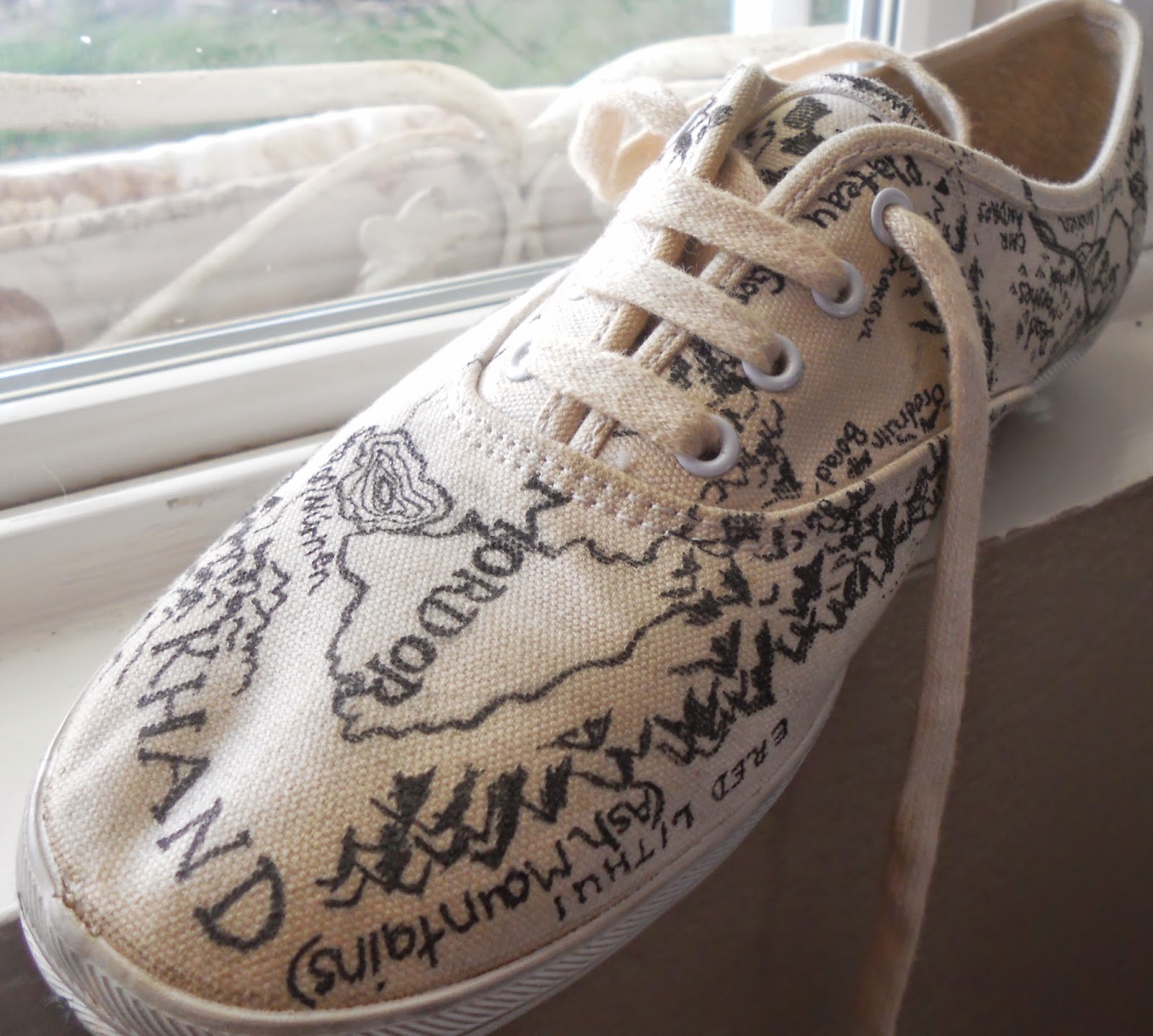 Easy Peasy Fiction : DIY Middle Earth Map Shoes (Lord of the Rings) FOR ...