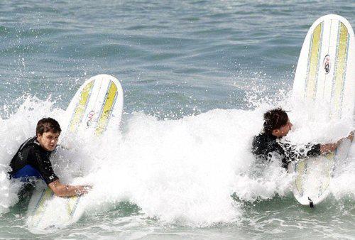 Support One Direction Spain: Louis y Liam haciendo surf