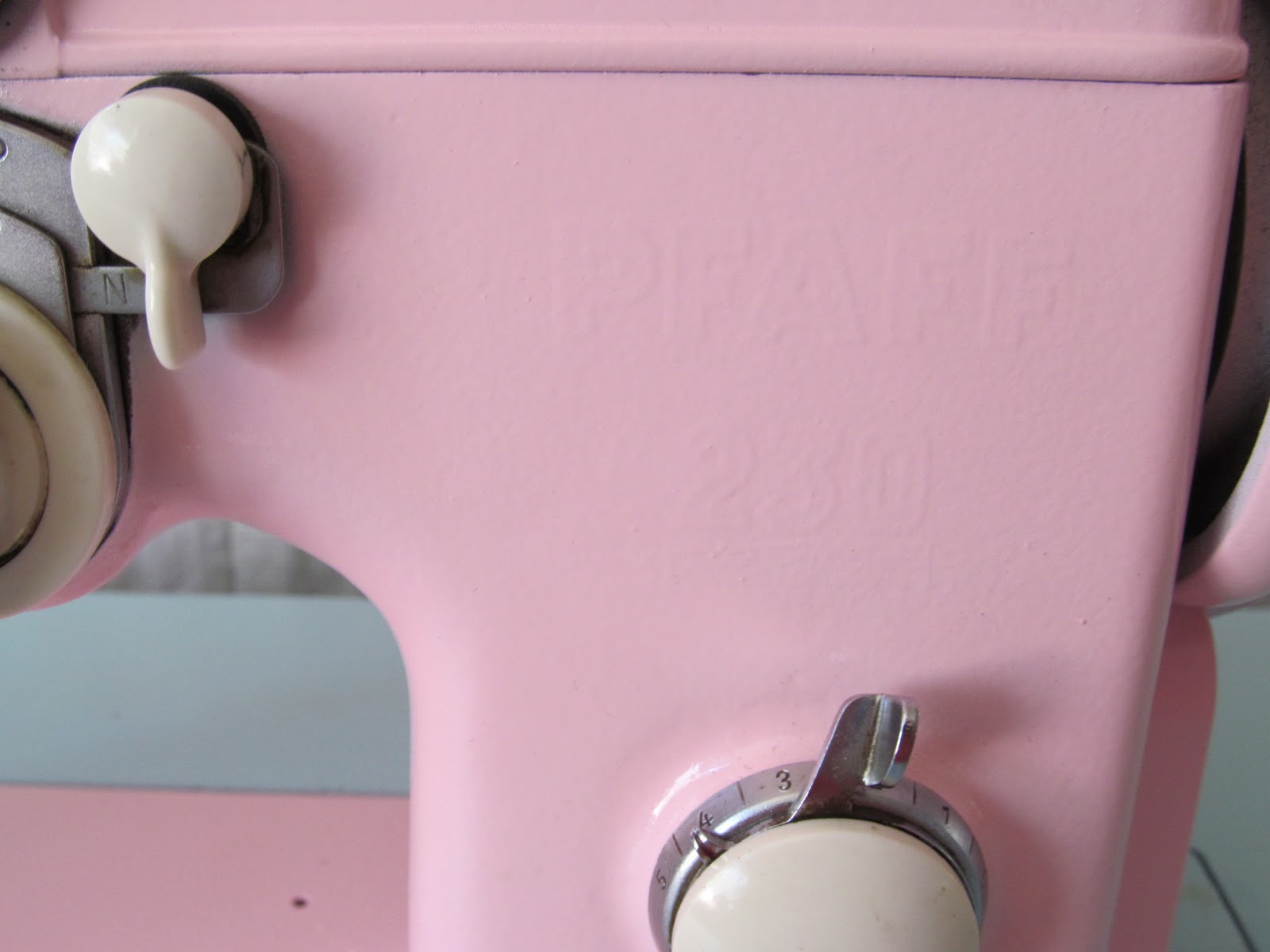Vintage Chic Farm: Pink Vintage Pfaff Sewing Machine