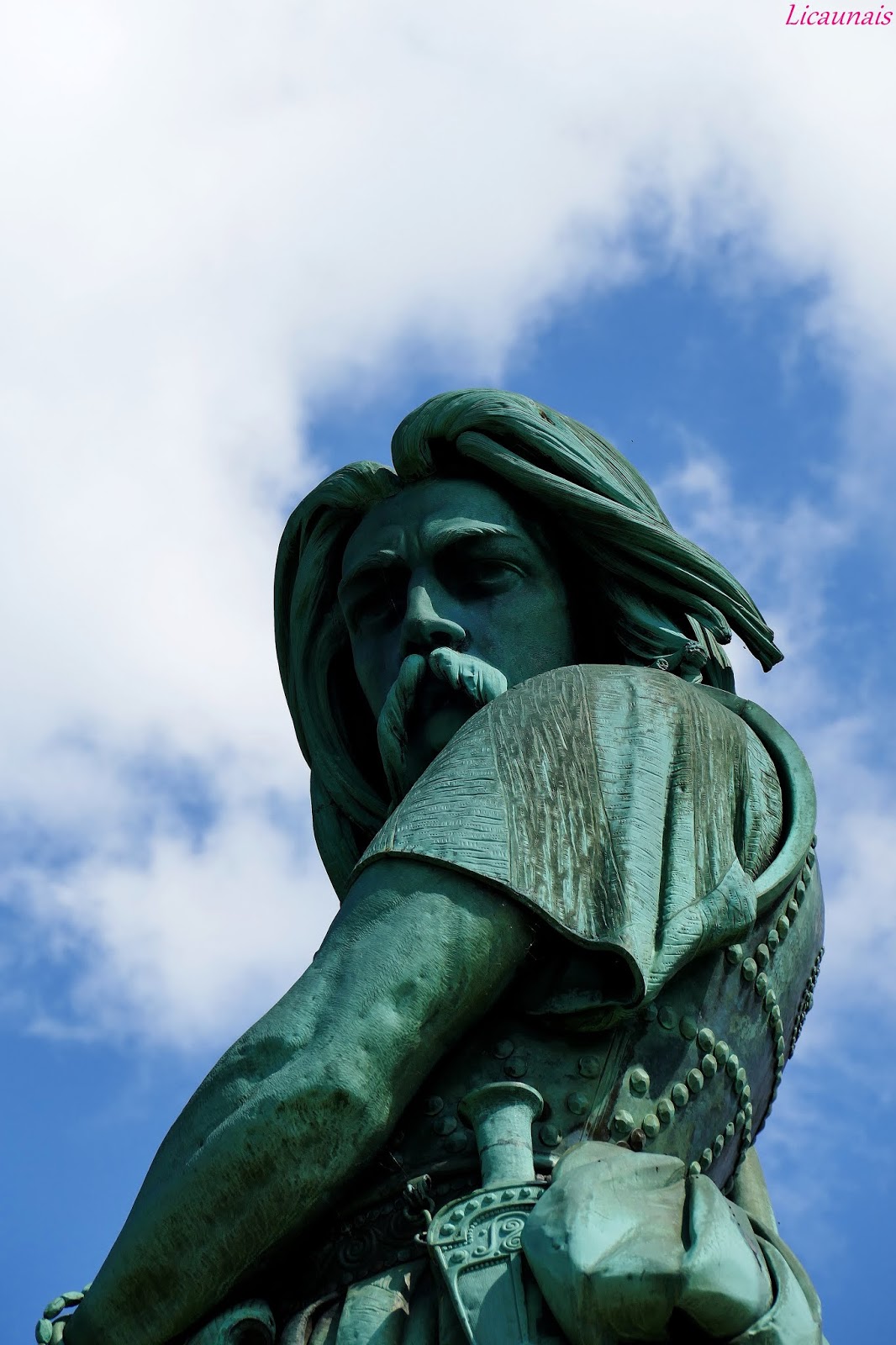 Nos promenades en Cagouille: Statue de Vercingétorix , à Alise-Sainte-Reine