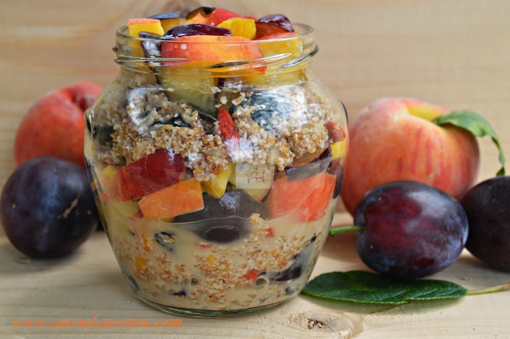 Mic dejun sanatos cu grau, seminte, fructe uscate, prune si piersici ...