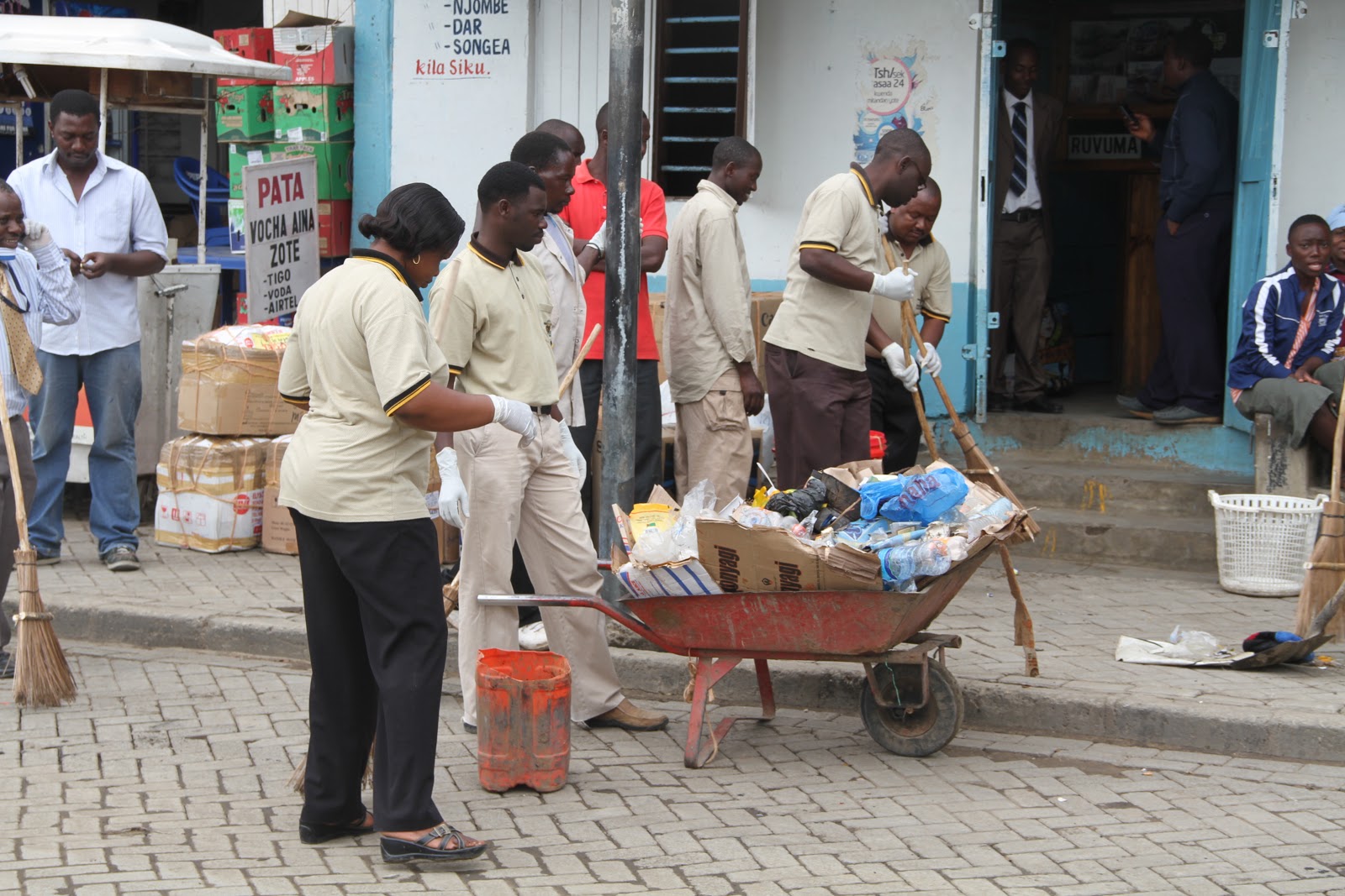 codemilabe: TRA MBEYA KUELEKEA SIKU YA MLIPA KODI WASAFISHA STAND KUU ...