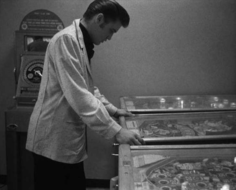20 Candid Vintage Photographs of Rock Stars Playing Pinball ~ Vintage ...