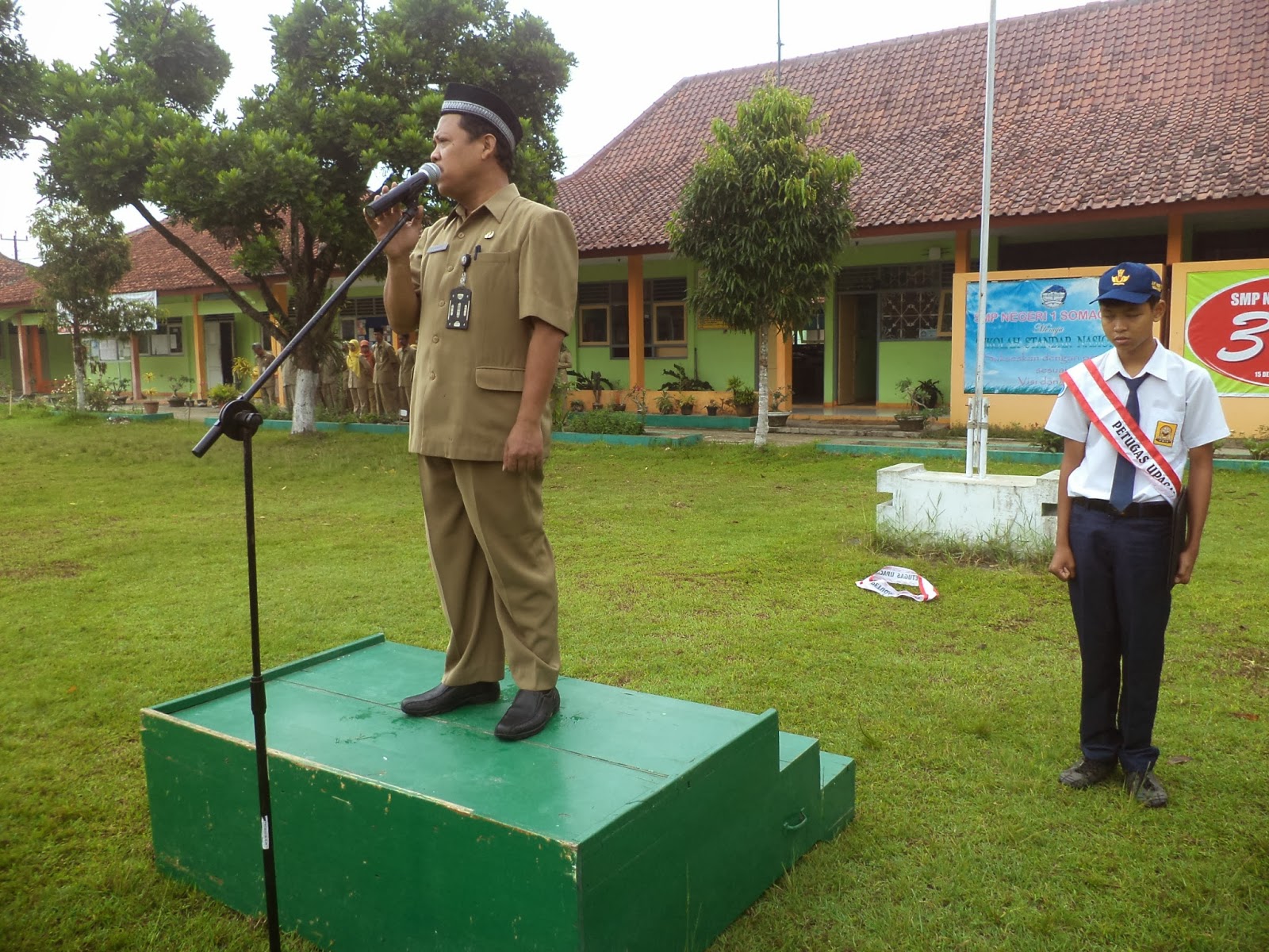 UPACARA ... MELATIH KEDISIPLINAN SISWA ~ SMP NEGERI 1 SOMAGEDE