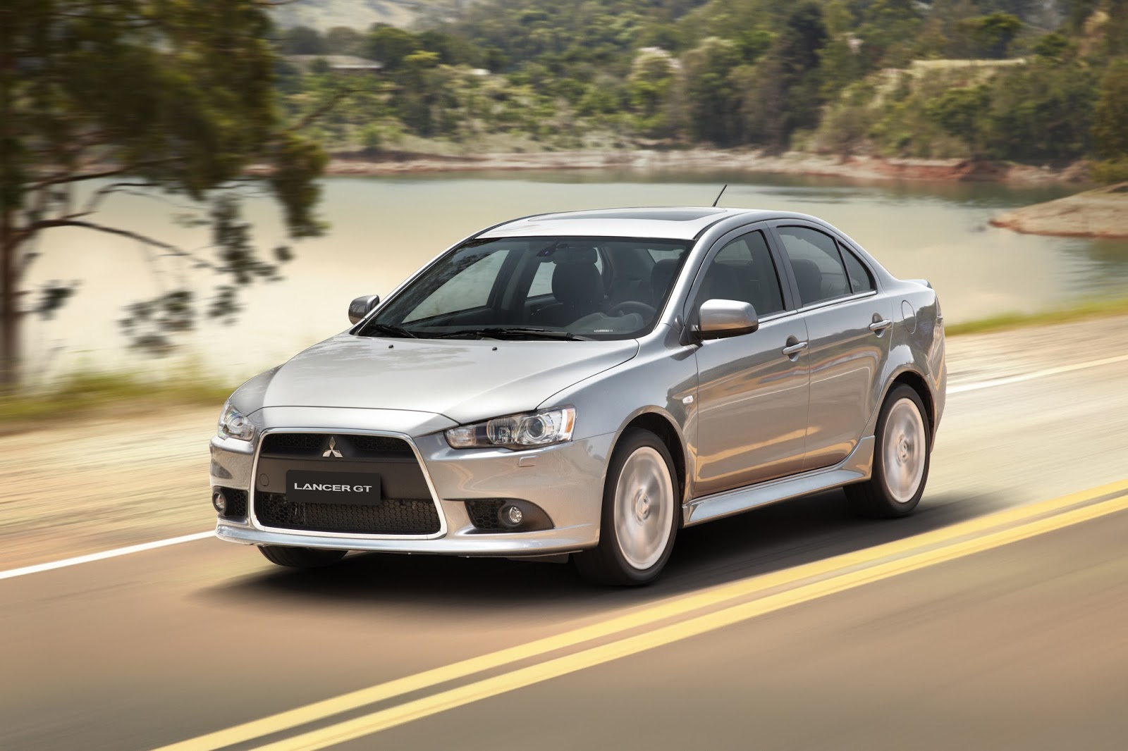 Mitsubishi apresenta Lancer 2016, com nova versão HLE