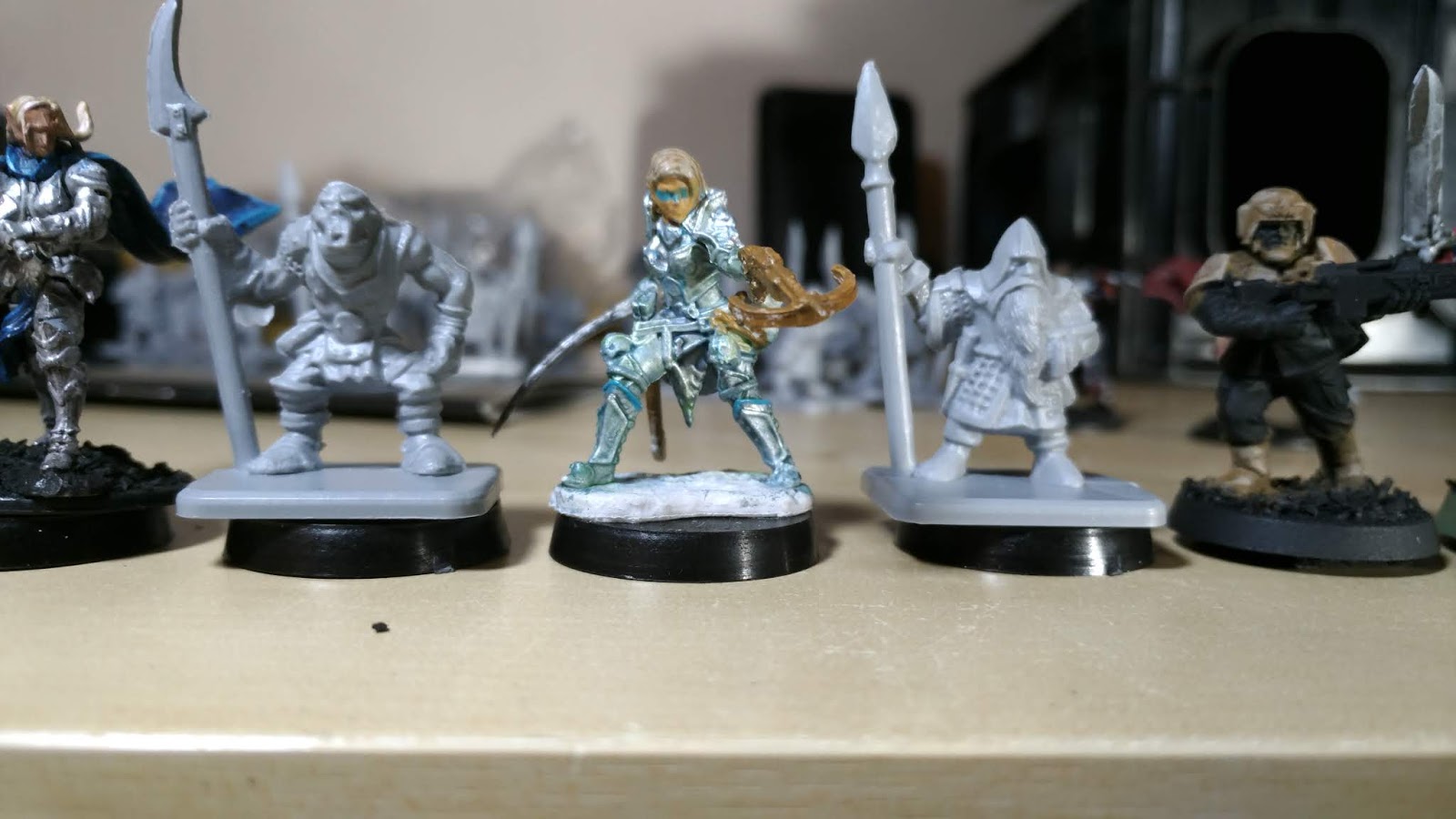 em4 Minatures Compared to WizKids D&D and Warhammer 40k Miniatures