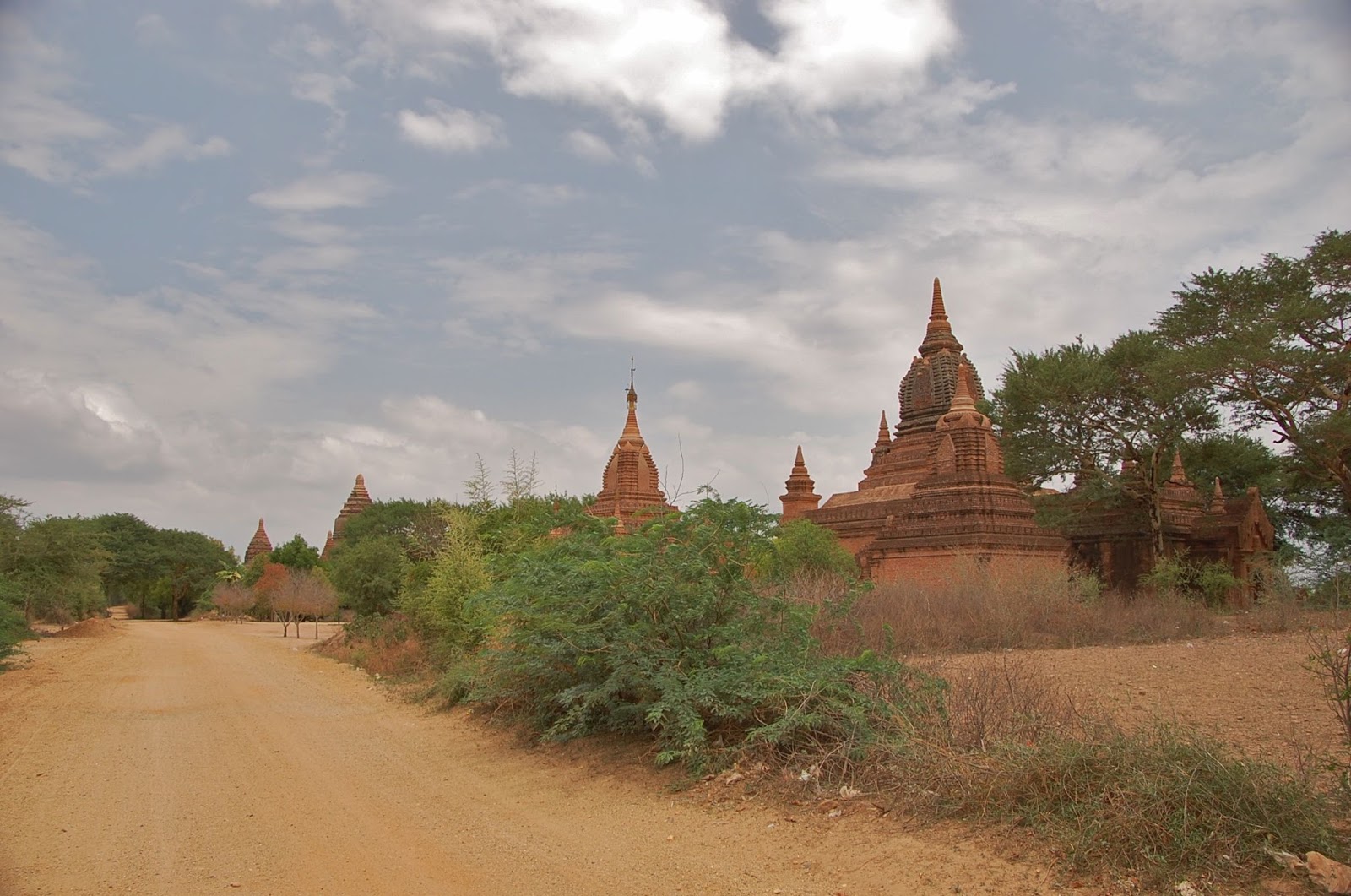 Diário das Viagens: .BAGAN-A PEDALAR POR ENTRE MILHARES DE TEMPLOS E ...