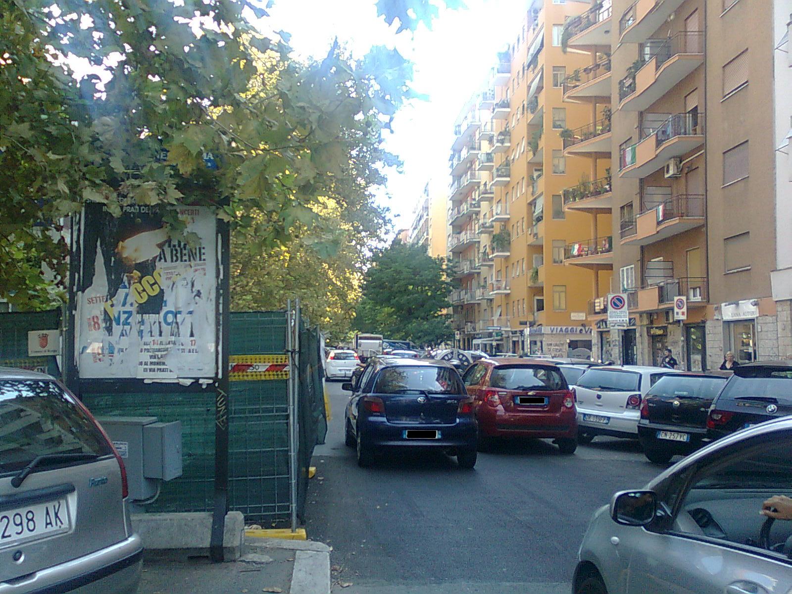 Degrado Marconi: La sosta selvaggia di Via Enrico Fermi