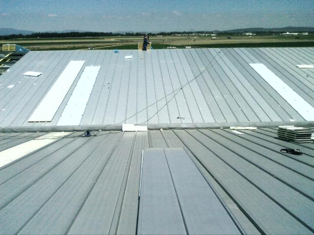 Cubierta Nave Industrial de Madrid, instaladores panel: Panel sándwich ...