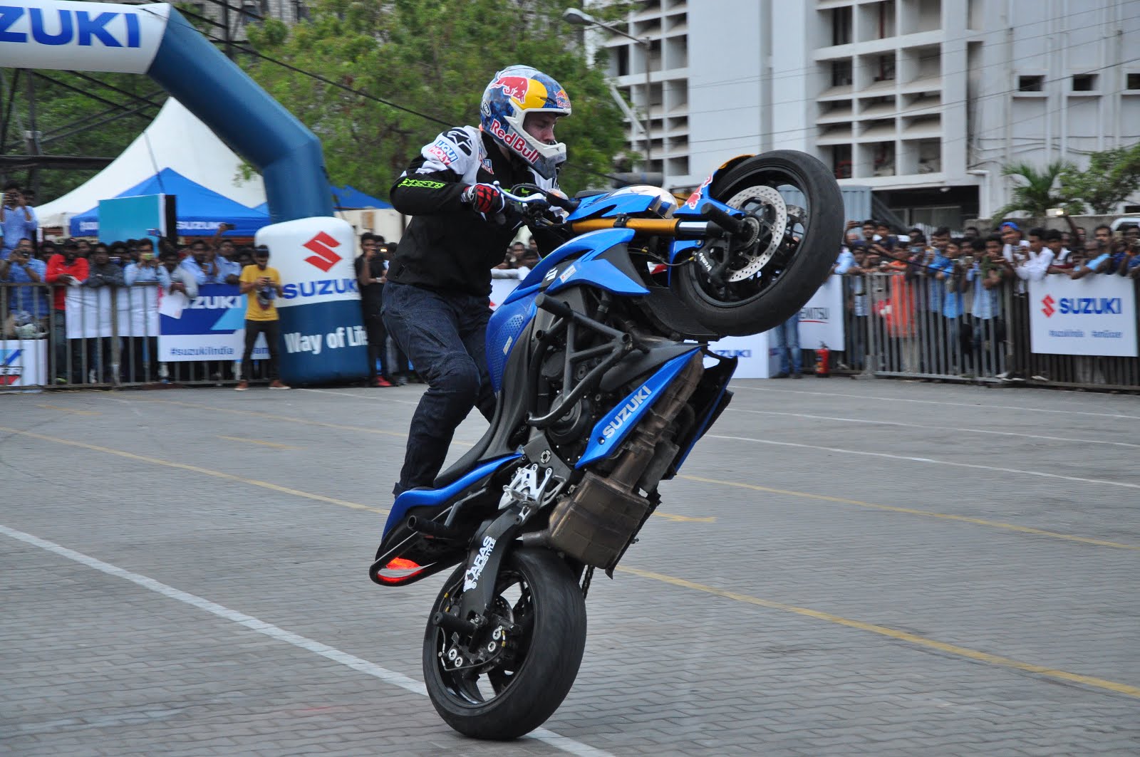 Suzuki showcases new 2017 Gixxer series on ‘GIXXER DAY’ - MotorZest